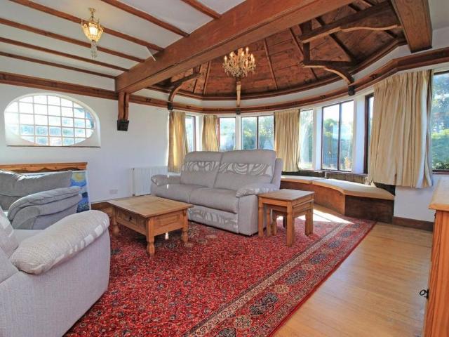 6 bedroom detached house to rent