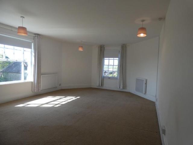 6 bedroom detached house to rent