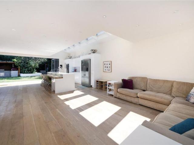 6 bedroom detached house to rent