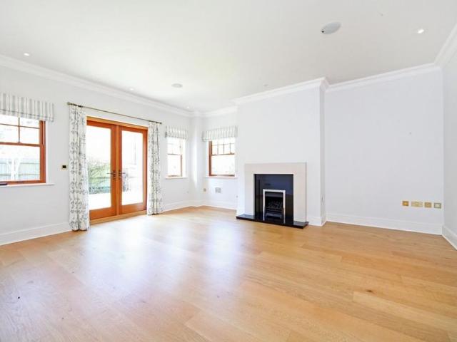 6 bedroom detached house to rent