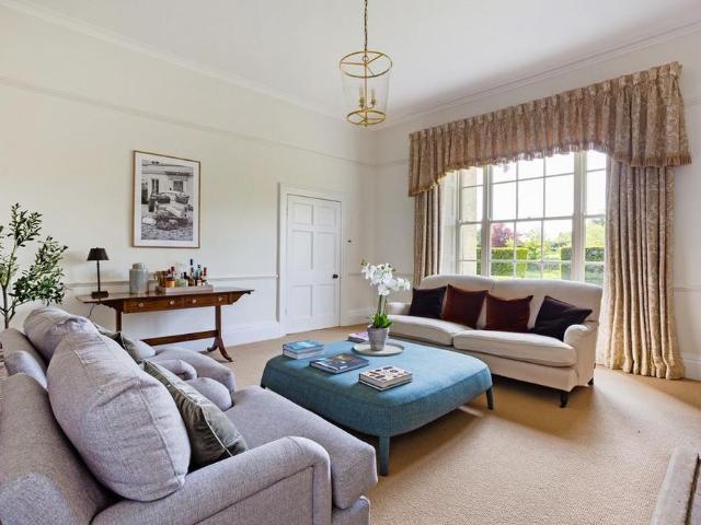 6 bedroom detached house to rent