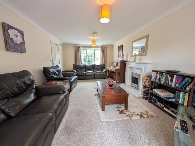 6 bedroom detached house to rent