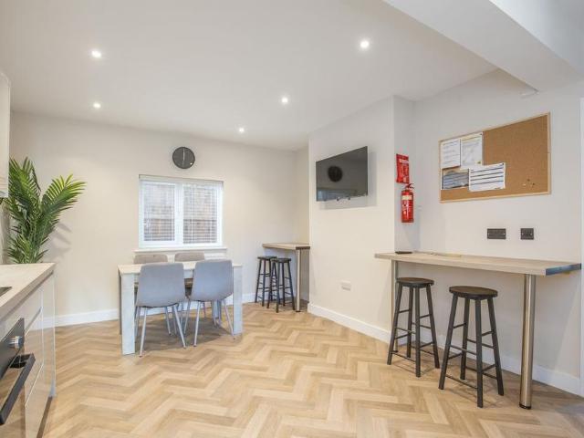 6 bedroom detached house to rent