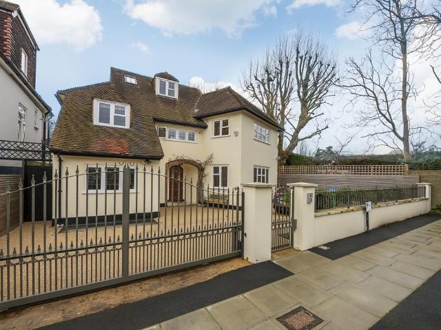 6 bedroom detached house to rent