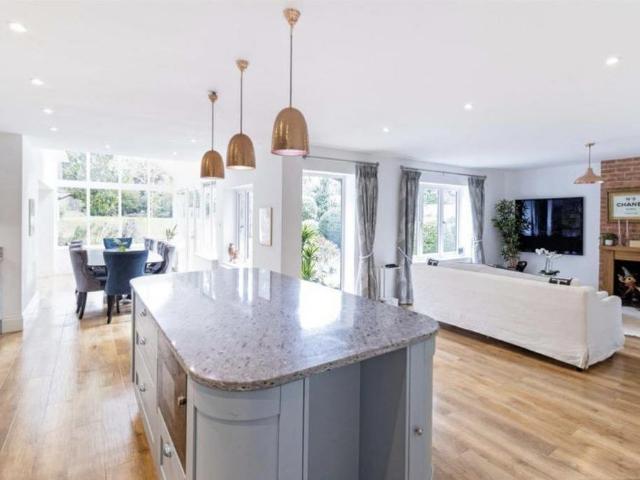 6 bedroom detached house to rent