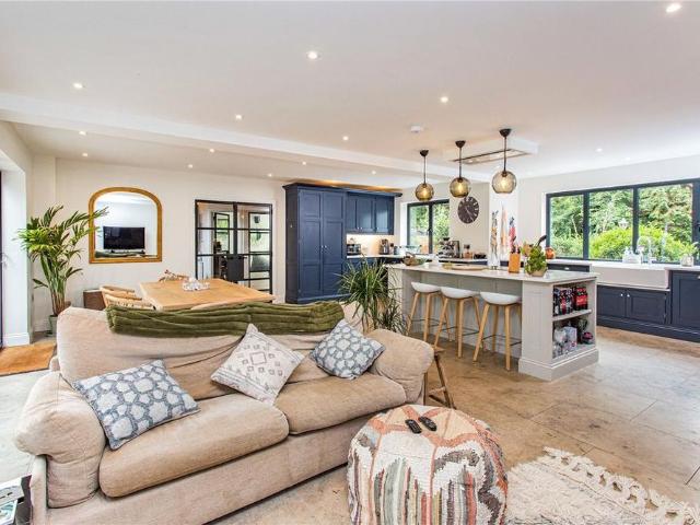 6 bedroom detached house to rent