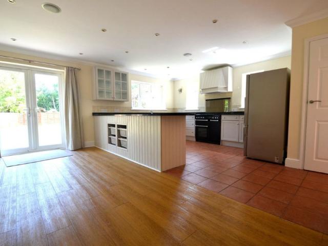 6 bedroom Detached house to rent