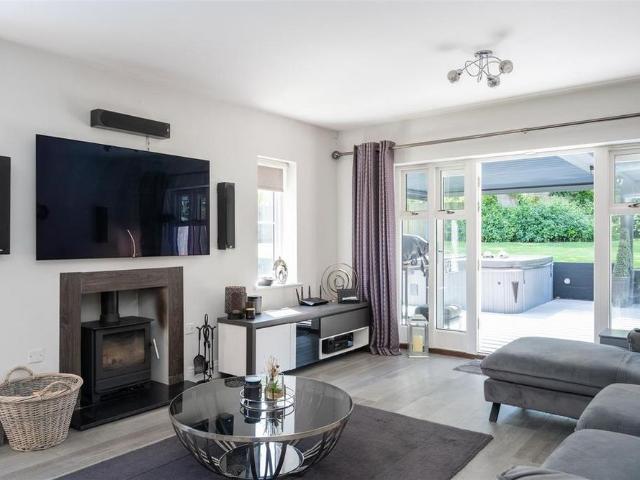6 bedroom detached house to rent
