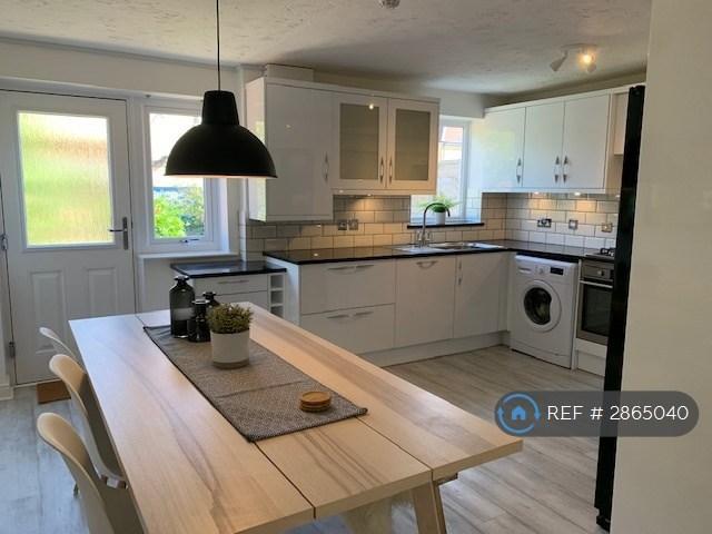 6 bedroom detached house to rent