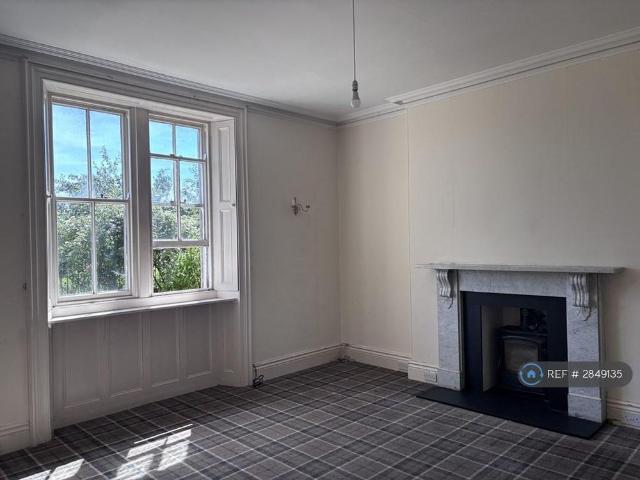 6 bedroom detached house to rent