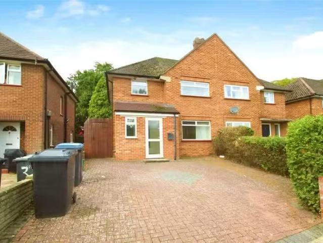 6 bedroom Detached House to rent, Spring Rise, Egham, TW20 £3.