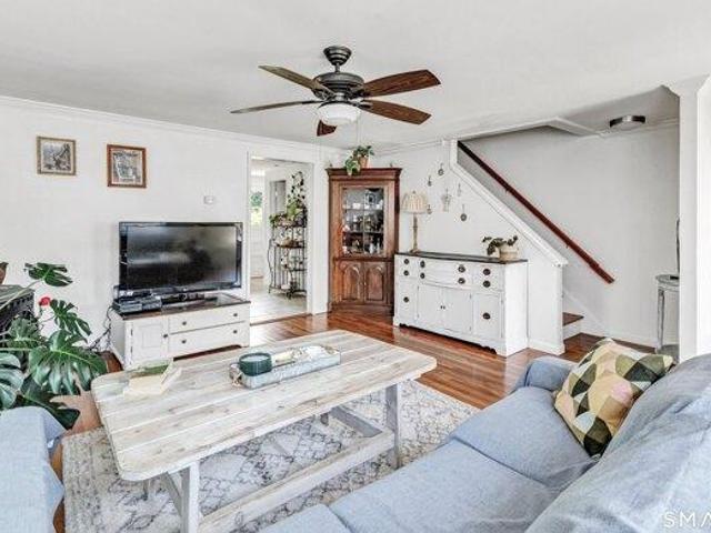 6 bedroom, Derby CT 06418 104376443