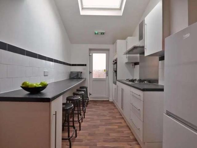 6 Bedroom End Of Terrace House