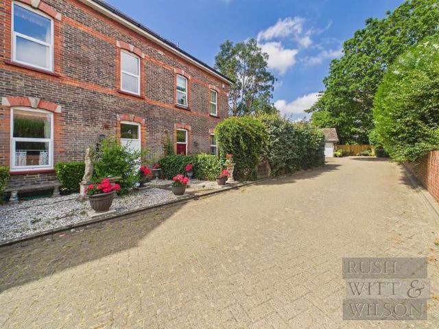 6 Bedroom End Of Terrace House