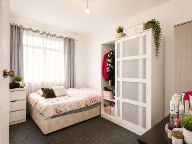 6 Bedroom End Of Terrace House