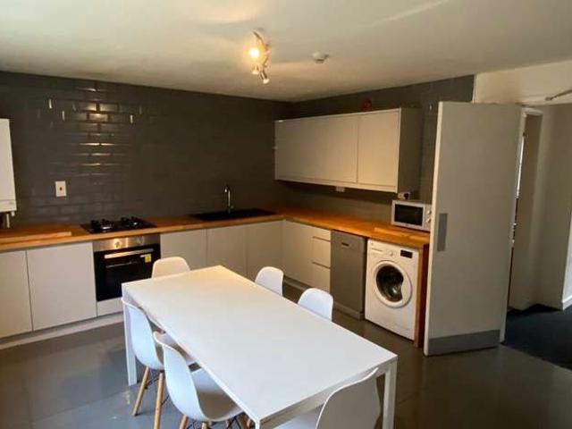 6 Bedroom End Of Terrace House
