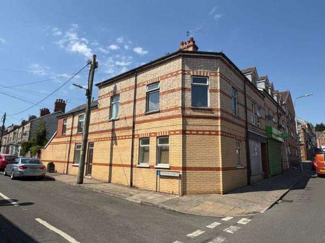 6 Bedroom End Of Terrace House