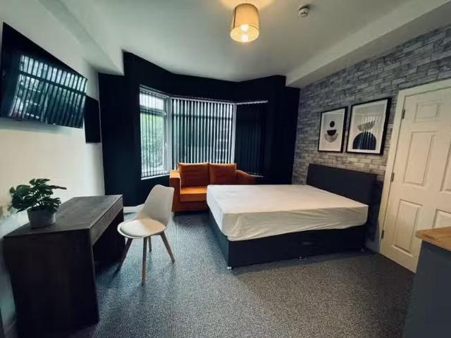6 bedroom end of terrace house for rent in 27 Grange Road St.