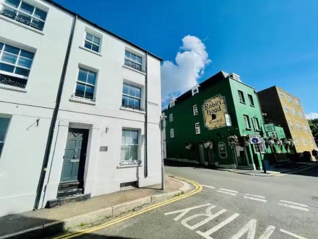 6 bedroom end of terrace house for rent in Cross Street, Hove.