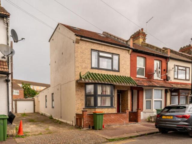 6 bedroom end of terrace house for rent in Falcon Street, Plaistow, London, E13