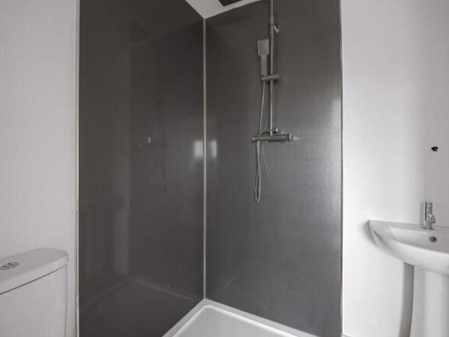 6 bedroom end of terrace house for rent in Farnham Road, Farnham Royal, SL2