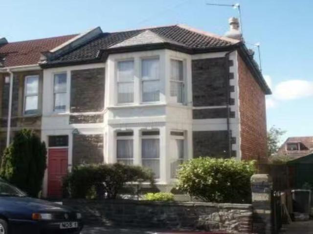 6 bedroom end of terrace house for rent in Kennington Avenue.