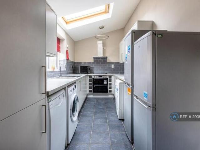 6 bedroom end of terrace house for rent in Kimbolton Avenue, Nottingham, NG7