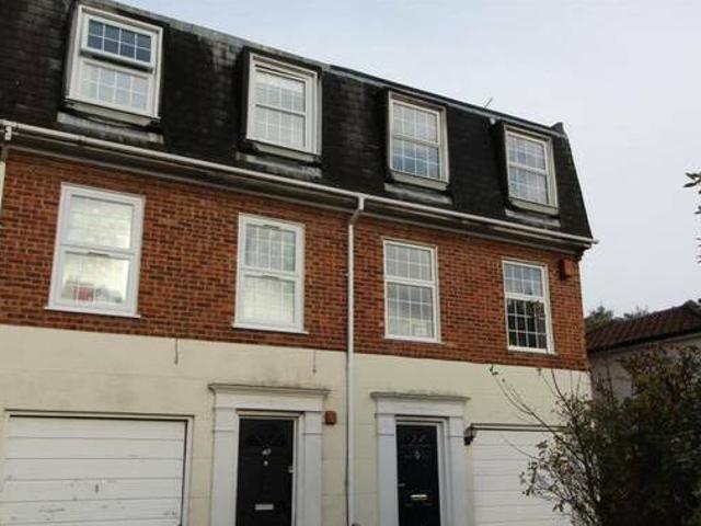 6 bedroom end of terrace house for rent in Large 6 Bedroom House Bills Included TW20