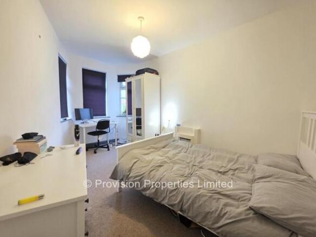 6 bedroom end of terrace house for rent in Manor Drive, Hyde Park, Leeds, LS6