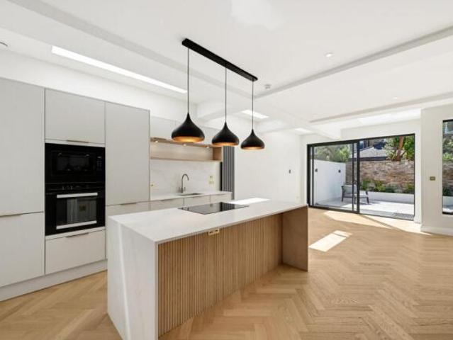 6 bedroom end of terrace house for rent in Narborough Street, London, SW6