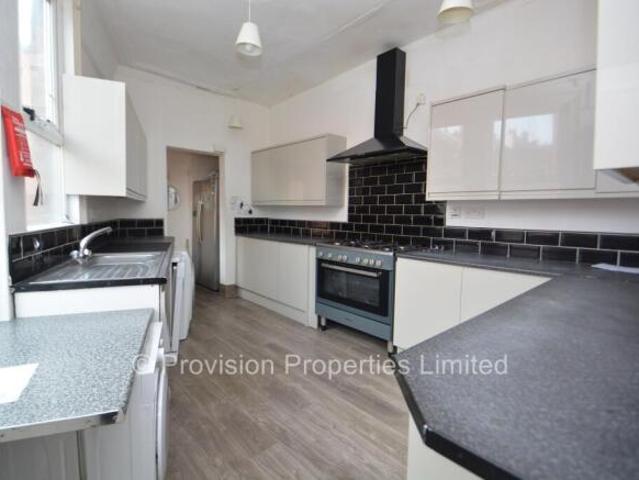 6 bedroom end of terrace house for rent in Raven Road, Hyde Park, Leeds, LS6