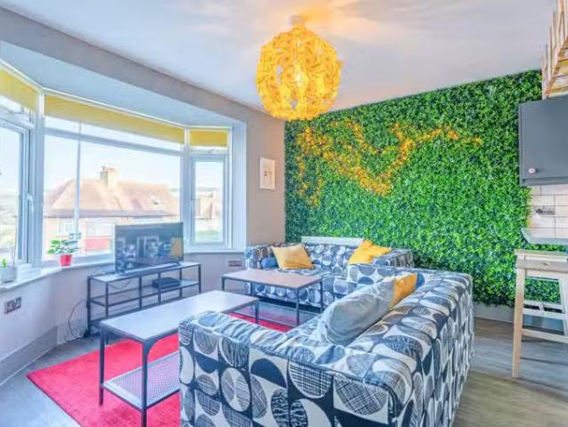 6 bedroom end of terrace house for rent in Widdicombe Way, Bri.