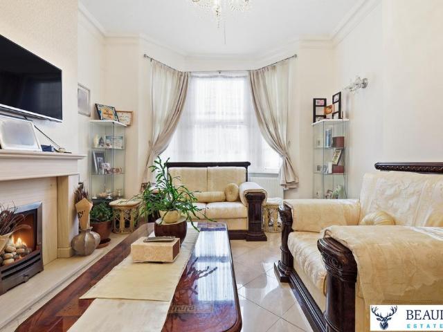 6 bedroom end of terrace house for sale