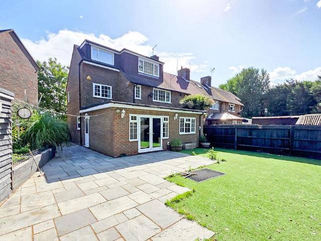 6 bedroom end of terrace house for sale