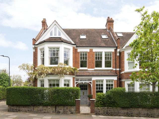 6 bedroom end of terrace house for sale