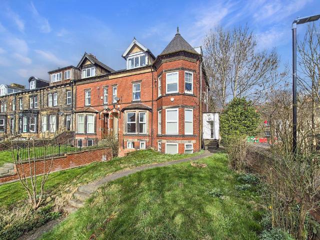 6 bedroom end of terrace house for sale
