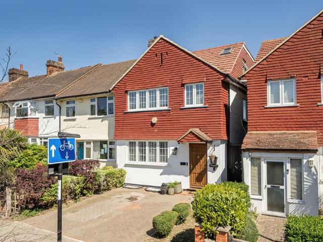 6 bedroom end of terrace house for sale
