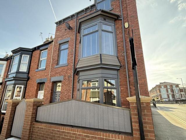6 bedroom end of terrace house for sale