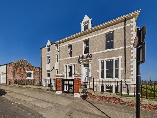 6 bedroom end of terrace house for sale