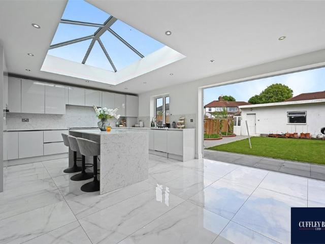 6 bedroom end of terrace house for sale