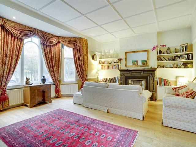 6 bedroom end of terrace house for sale