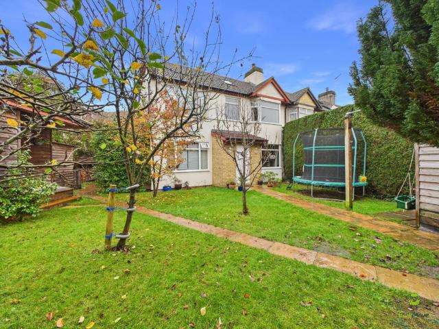 6 bedroom end of terrace house for sale