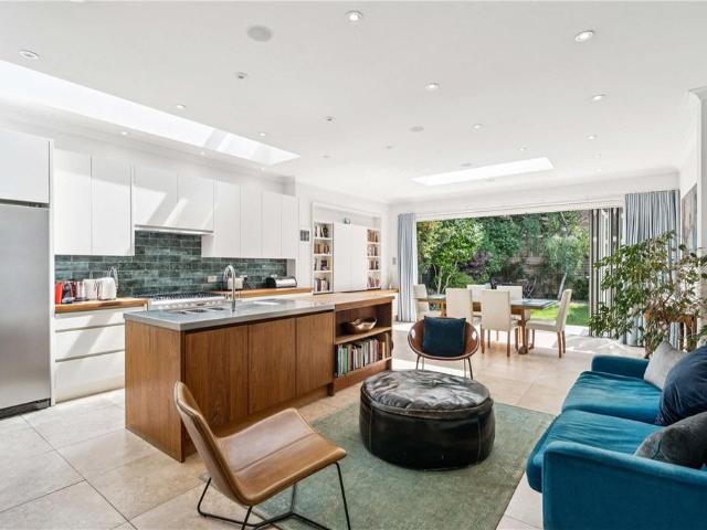 6 bedroom end of terrace house for sale