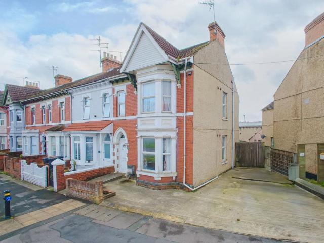 6 bedroom end of terrace house for sale
