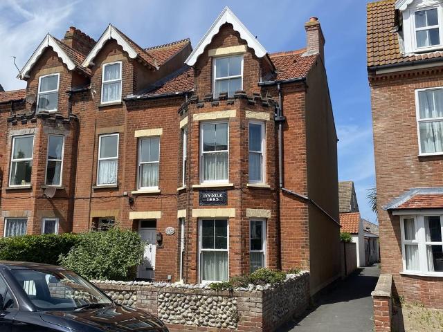 6 bedroom end of terrace house for sale