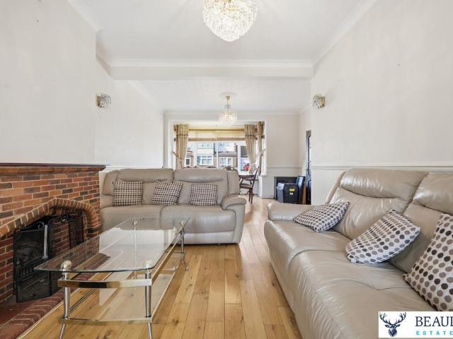 6 bedroom end of terrace house for sale