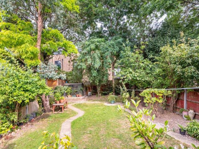 6 bedroom end of terrace house for sale