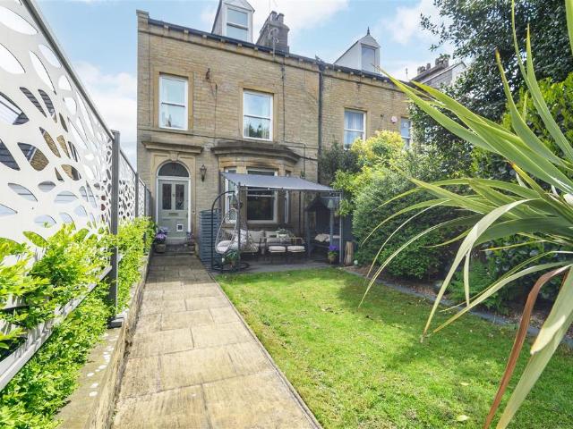 6 bedroom end of terrace house for sale