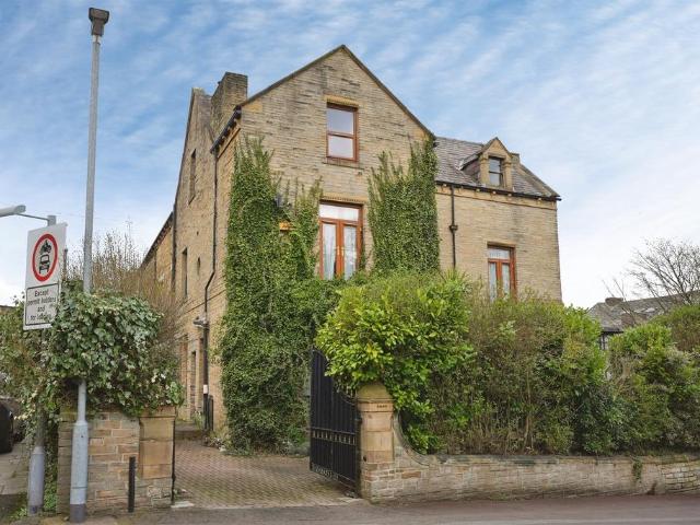 6 bedroom end of terrace house for sale