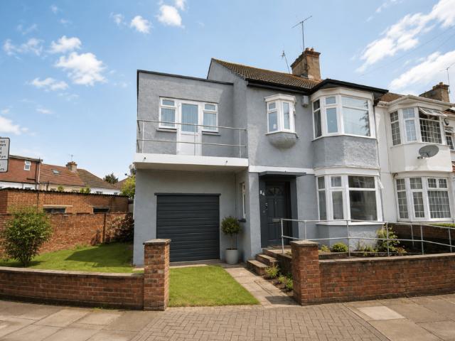6 bedroom end of terrace house for sale